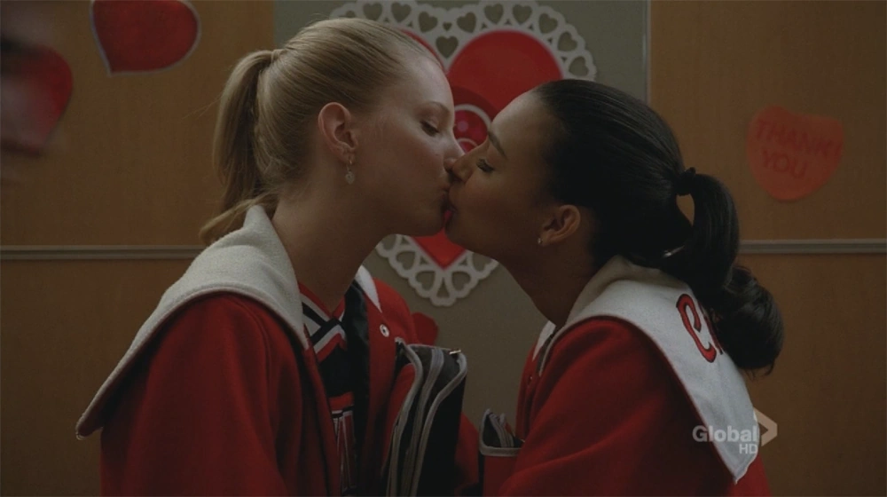 Datei:Brittany-santana-kiss-1-.png | Glee Wiki | Fandom powered by Wikia