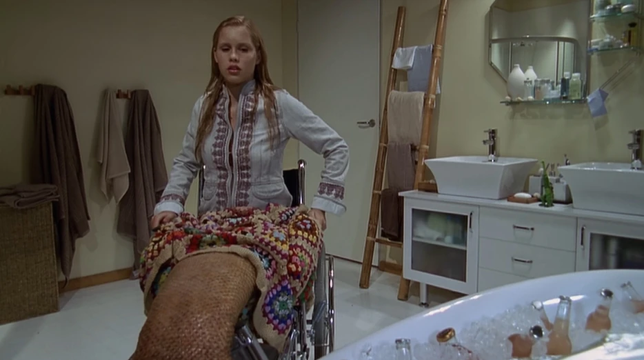 Image - Emma Are in the Bathroom.jpg | H2O Just Add Water Wiki | FANDOM ...