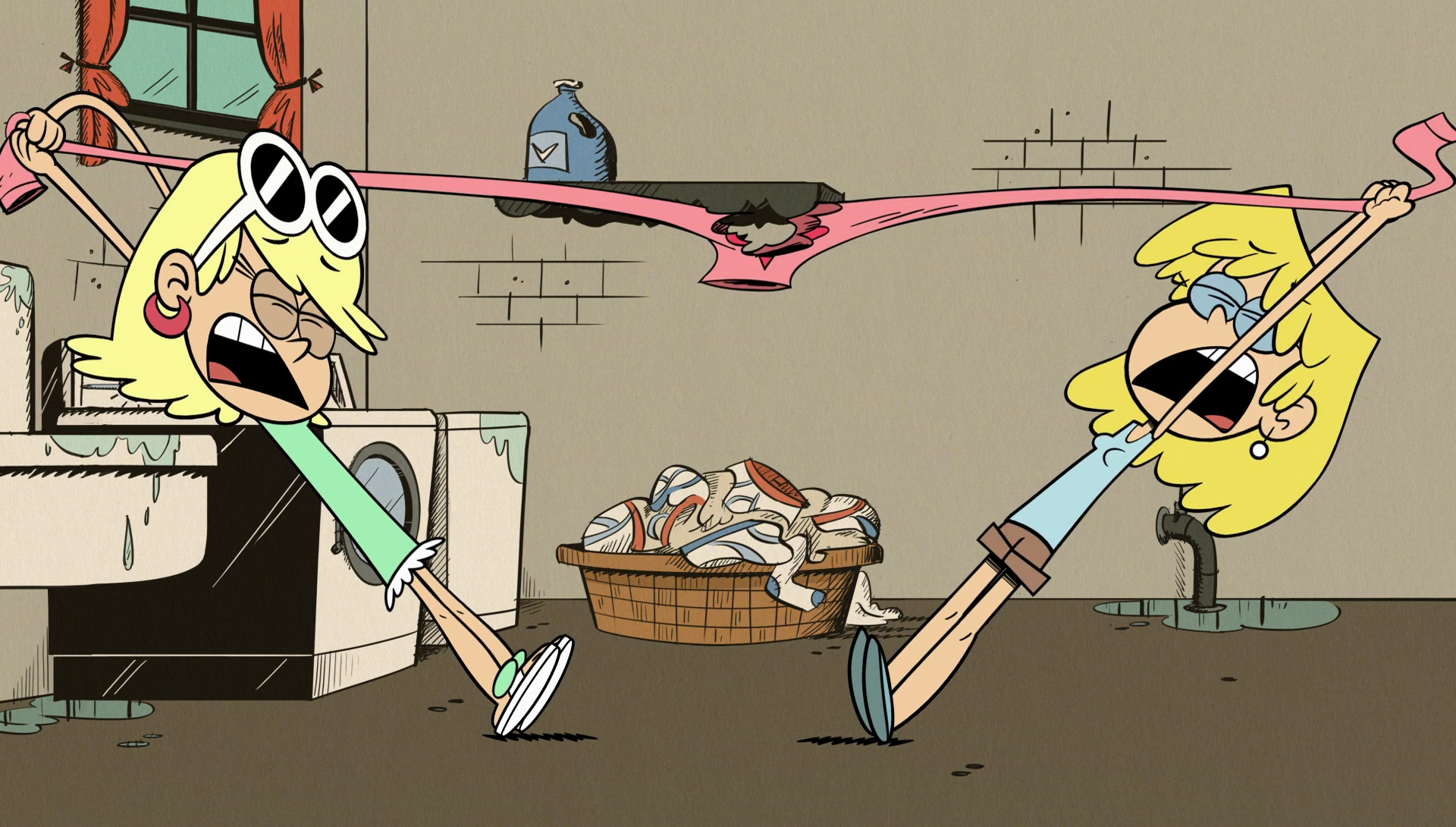 Image S2e12a Lori And Leni Fighting Over A Dresspng The Loud House Encyclopedia Fandom