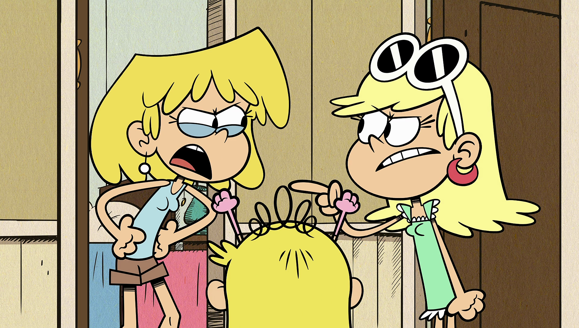 Image S2e04b Lori Leni And Lola Arguepng The Loud House Encyclopedia Fandom Powered By Wikia